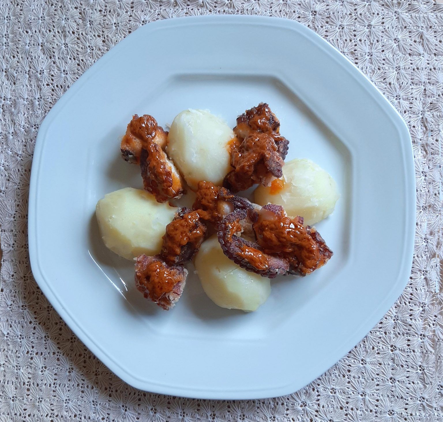 PULPO FRITO CON MOJO ROJO - 200 MOMENTOS FELICES